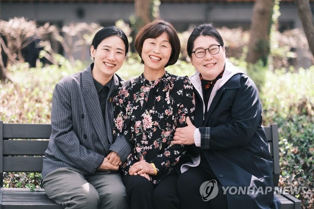 Director Lee So-hyeon and Ms. Kim Myeong-im and Lee Mi-gyeong of the ...