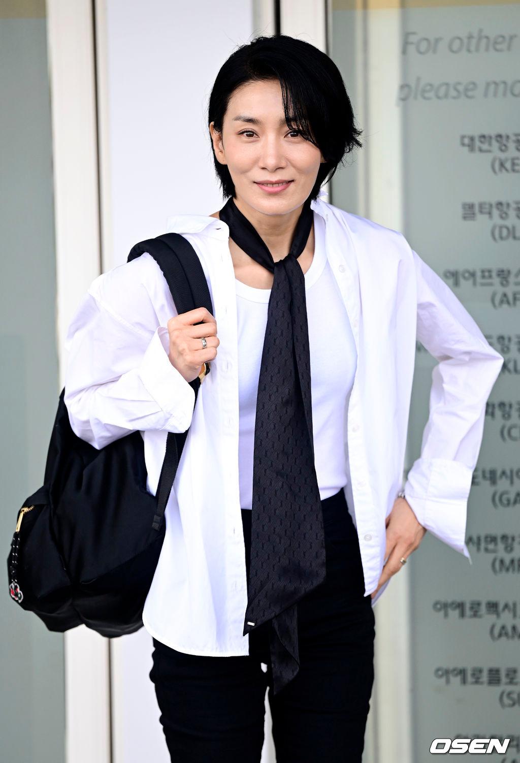 The actor Jingjing Qu, can someone please tell me why I find her facial ...