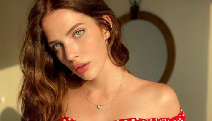 Adult movie star Reislin can't stop posing in the mirror! Decollete ...