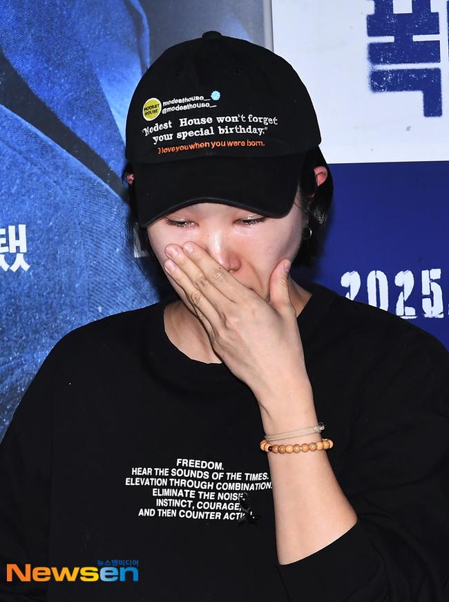 Director Hyun Hae-ri, thinking of the late Song Jae-rim, gets emotional ...