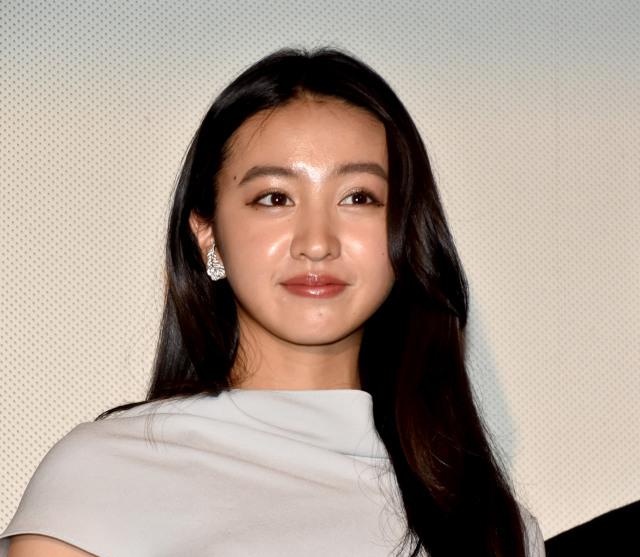 Koki in a sleek straight-line dress expresses emotion at the premiere ...