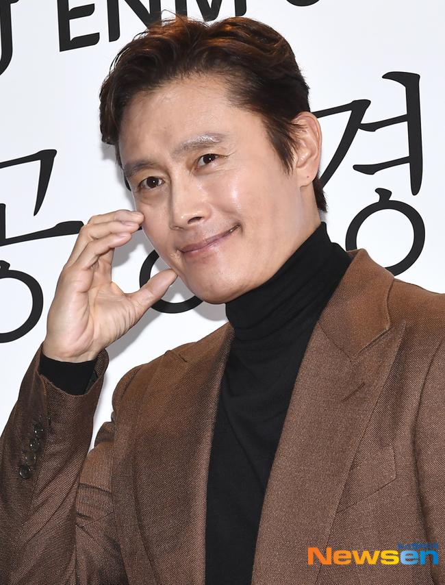 Lee Byung-hun, a relaxed smile [PhotoenHD]
